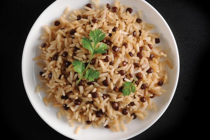 מג'דרה מושלמת וקלילה עם עדשים ירוקות בסיר אחד - סוגת להכין באהבה